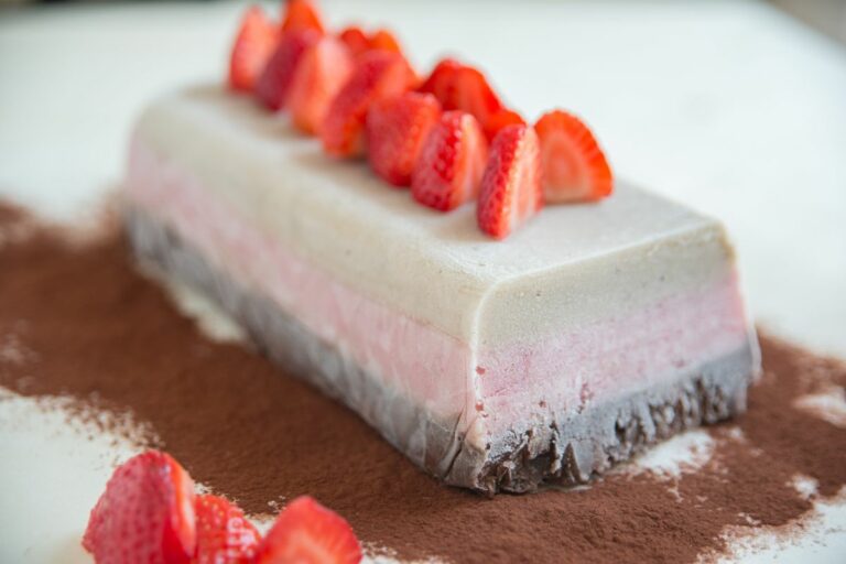 The Ultimate Guide To Ice Cream Cake (History, How It's Made ...
