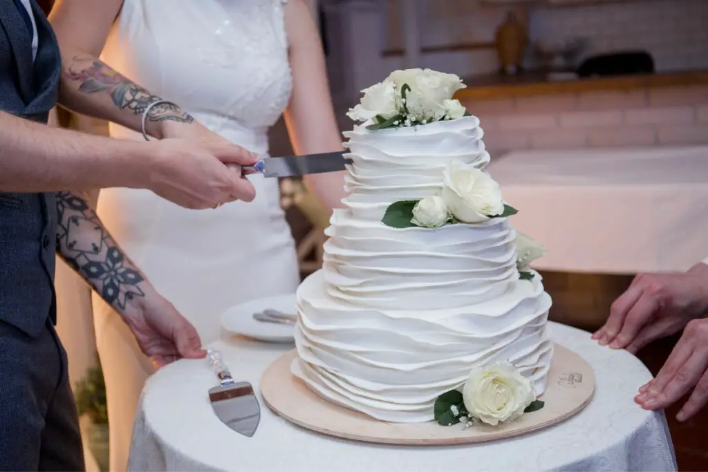 15 Best Wedding Cake Cutting Sets For Every Wedding